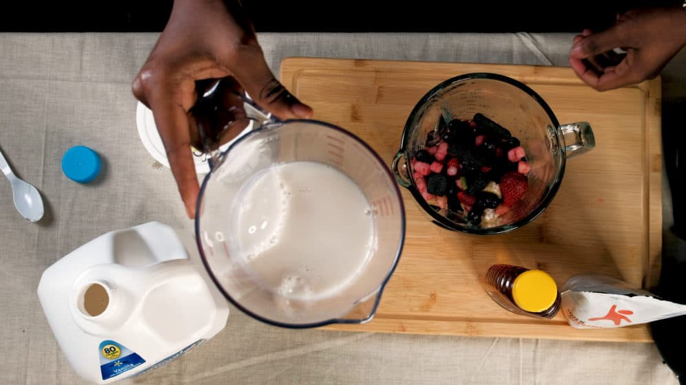 How to Make An Acai Bowl in 5 Quick & Easy Steps